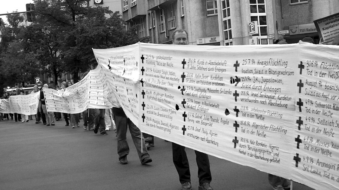 System gegen Menschen – ak analyse & kritik