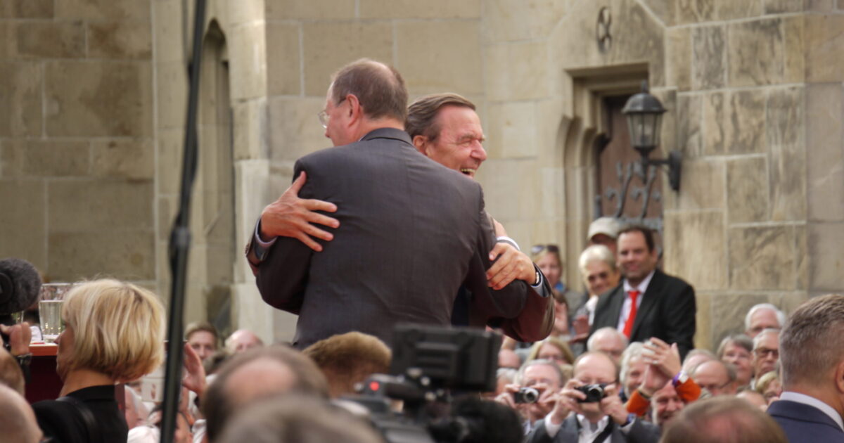 Der Zwang bleibt - ak analyse & kritik ak analyse & kritik