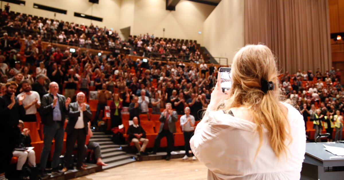 Standing Ovations für den Klassenkampf - ak analyse & kritik ak analyse & kritik