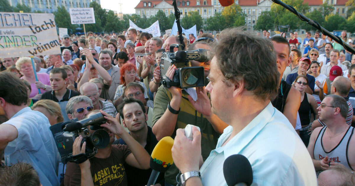 Mit Handzetteln gegen Hartz IV - ak analyse & kritik ak analyse & kritik