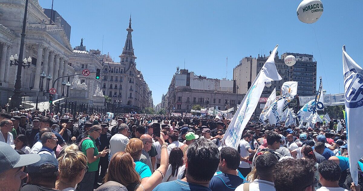 Feuer auf der Avenida de Mayo - ak analyse & kritik ak analyse & kritik